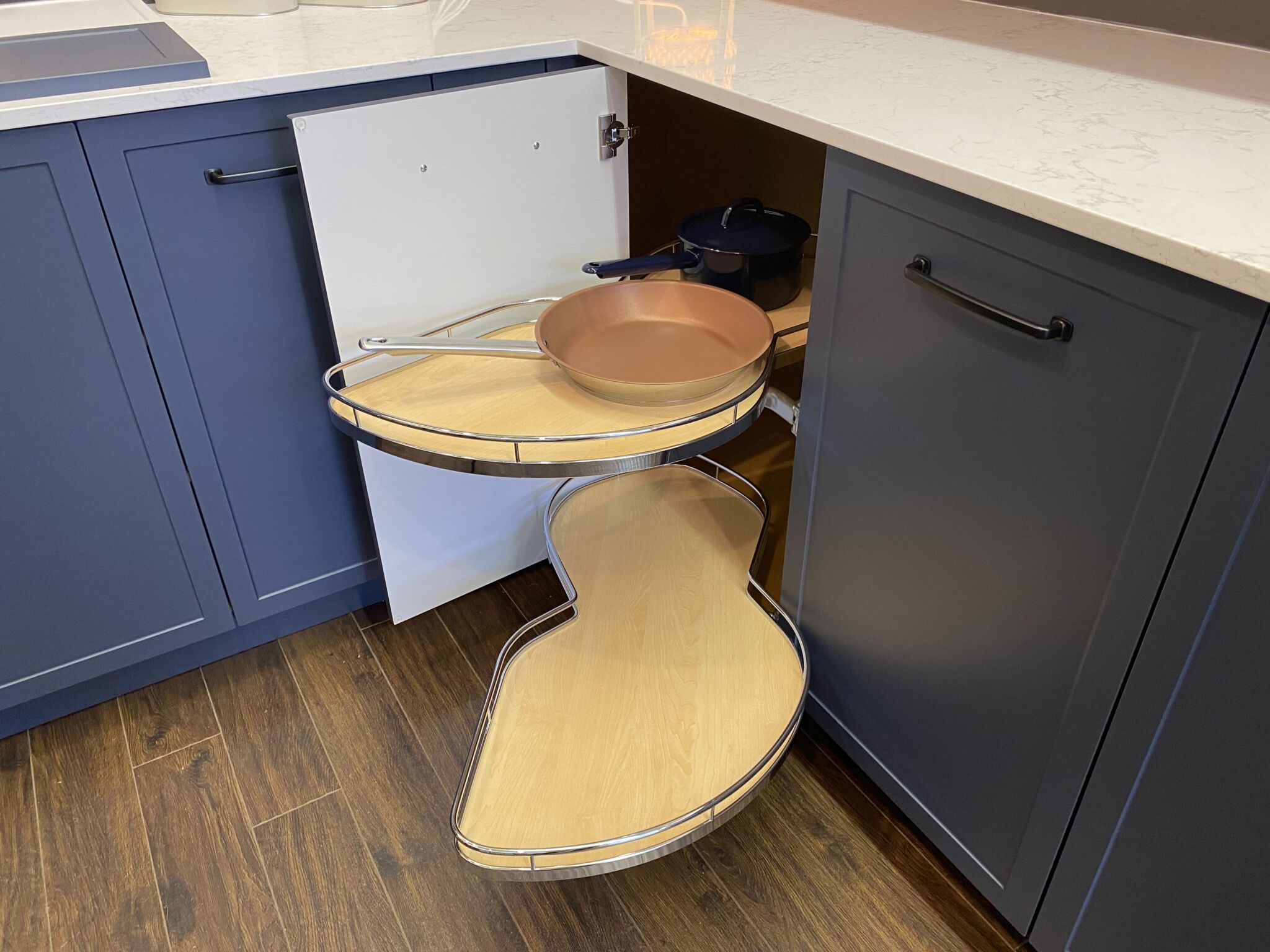 SUPPORT LOCAL Series Custom Cabinets for Minimalist Family Kitchens